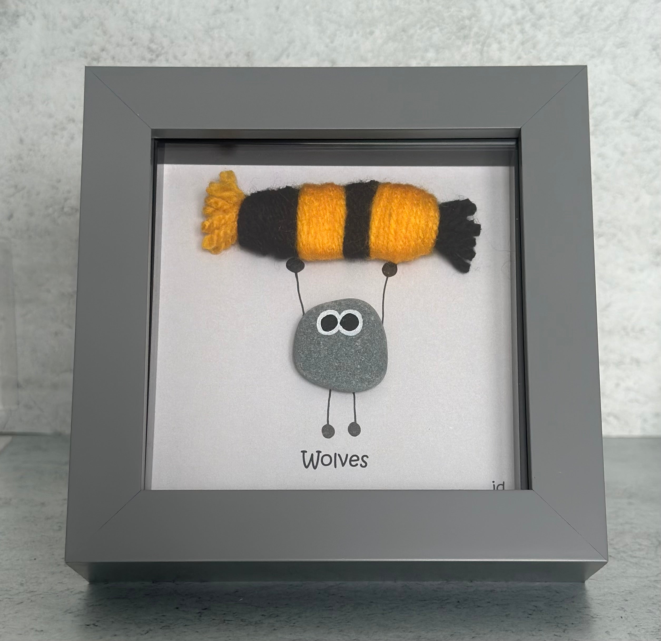 Wolves Frame – Pebbled